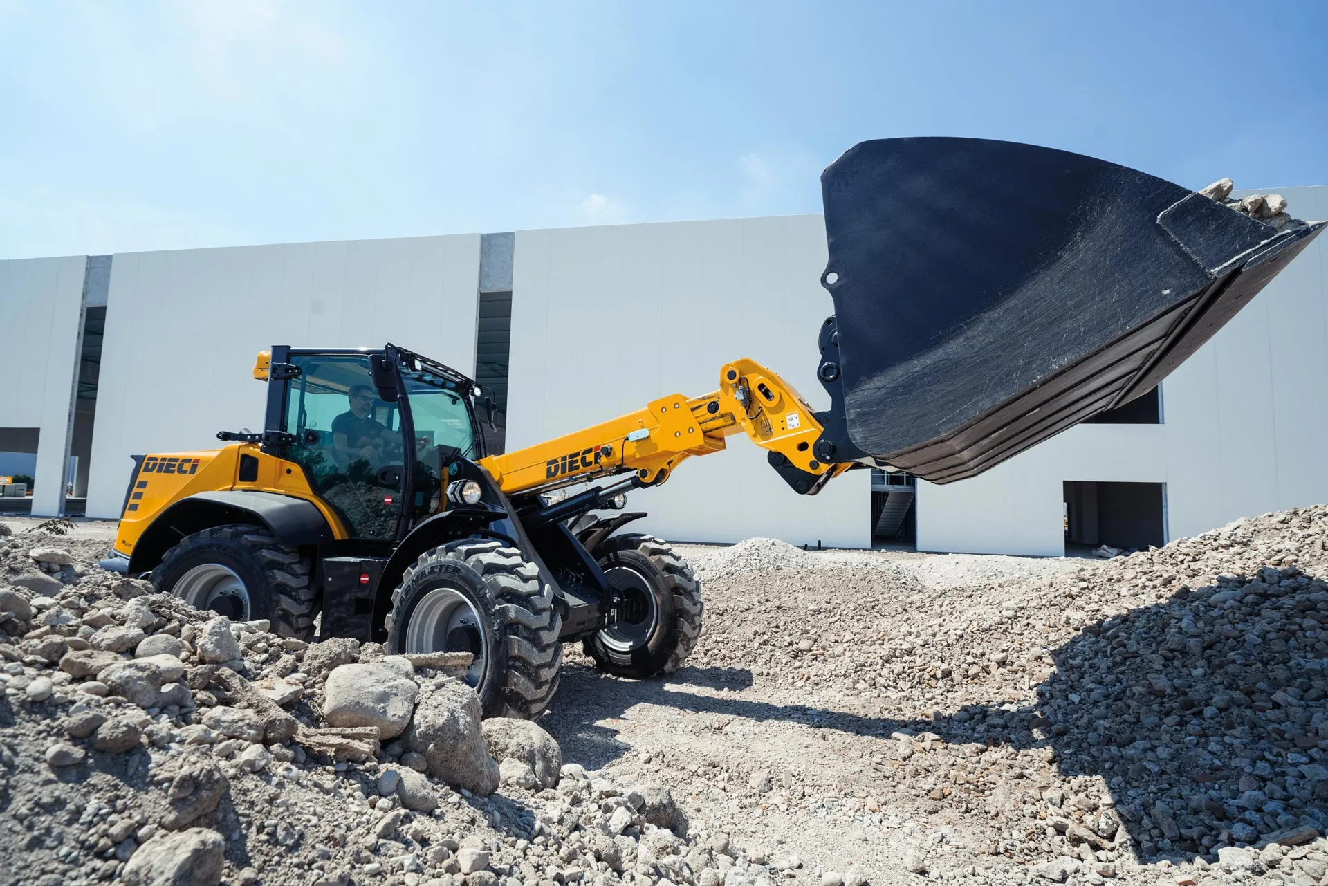 Dieci Pivot T80: the new high-performance articulated telehandler ...